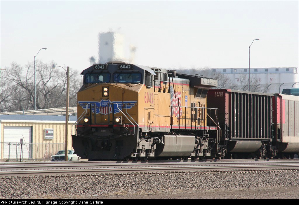 UP 6042 leads a WB CWEX drag past 7th Ave @ 10:55